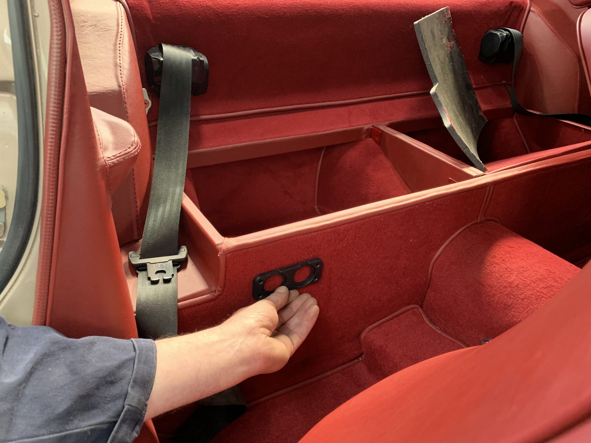 Power to the rear storage compartment - Bridge Classic Cars